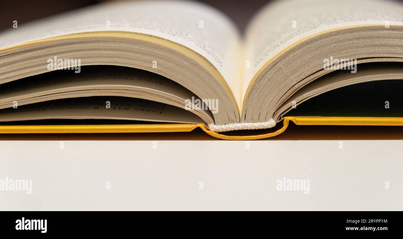 Bookstore people yellow hi-res stock photography and images - Alamy