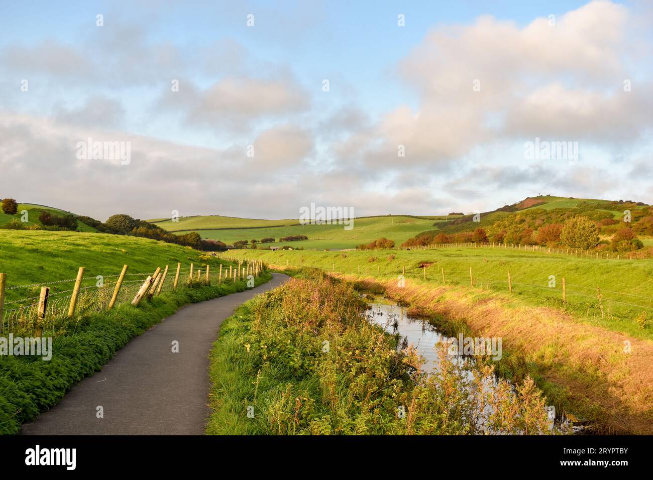 Pathway that runs parallel hi-res stock photography and images - Alamy