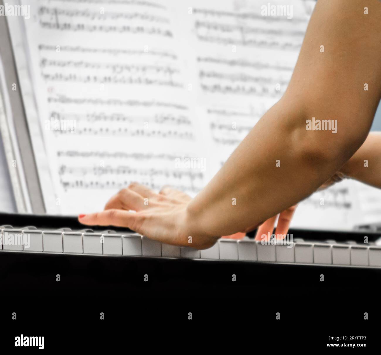 Piano keys hands hi-res stock photography and images - Alamy