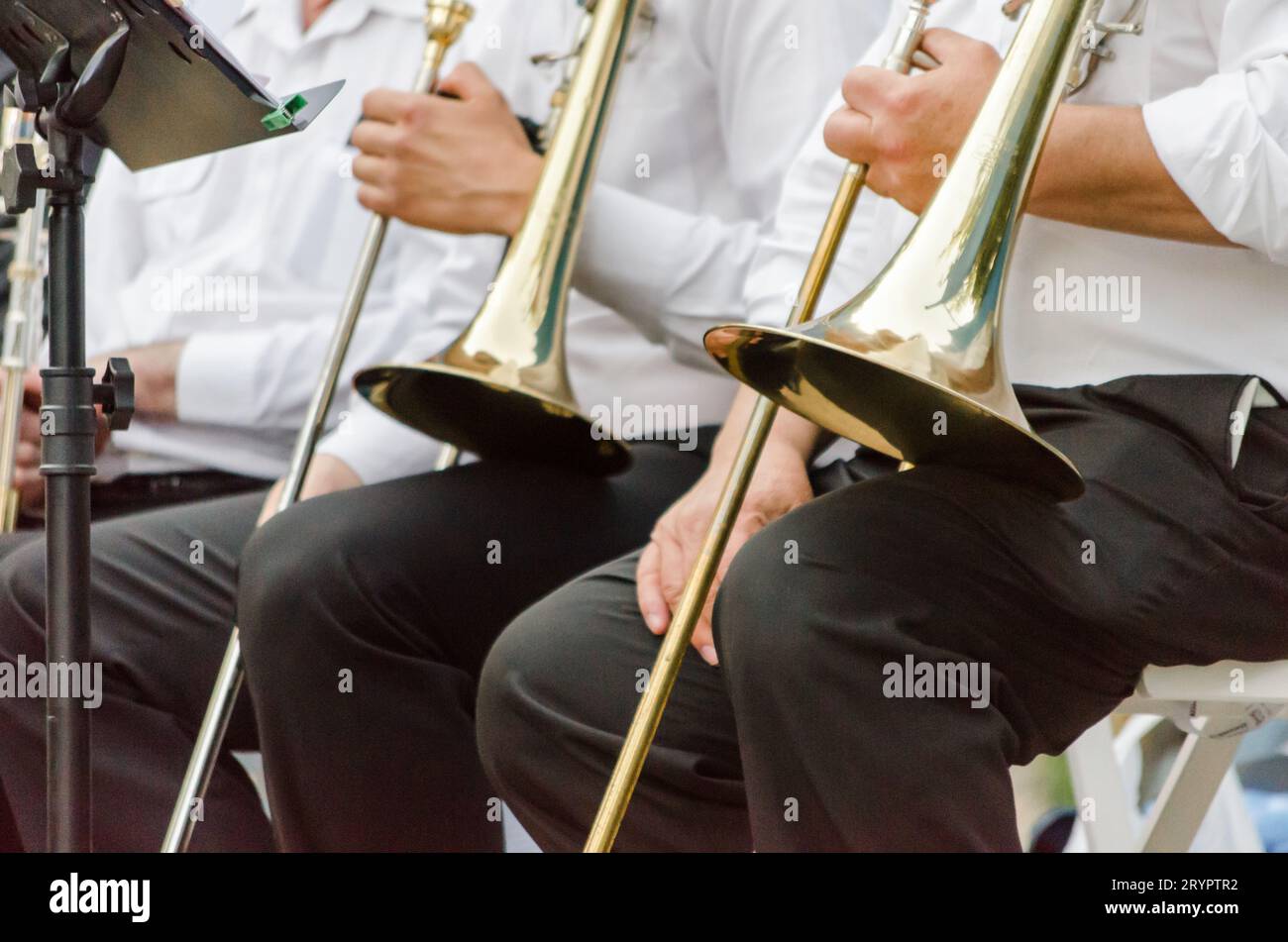 Symphony musicians hi-res stock photography and images - Alamy