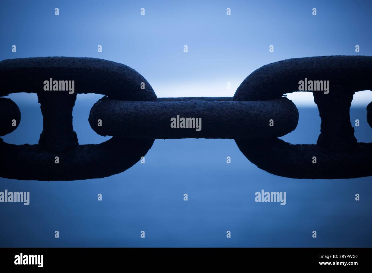 Large chain links hi-res stock photography and images - Alamy