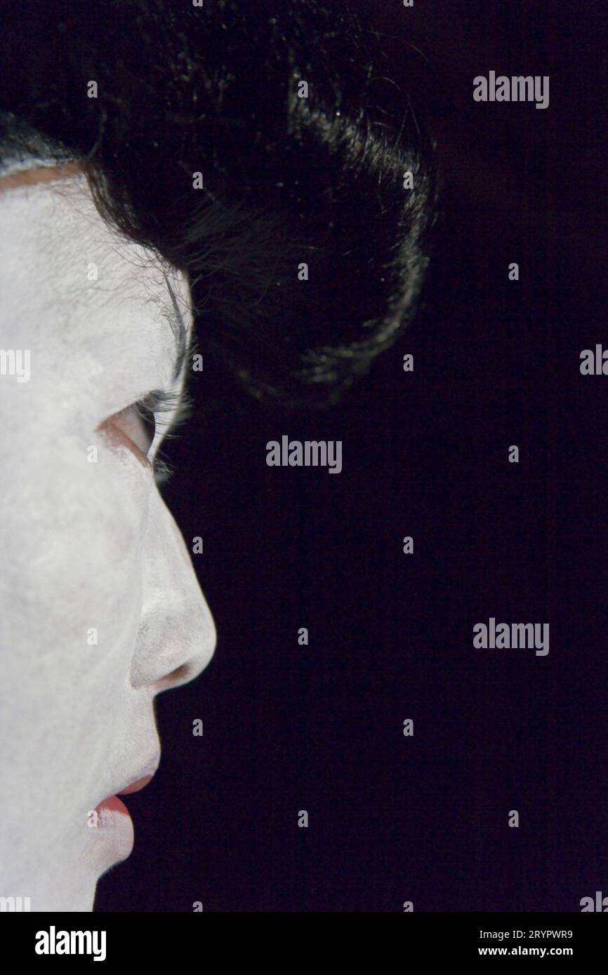 Geisha waiting hi-res stock photography and images - Alamy