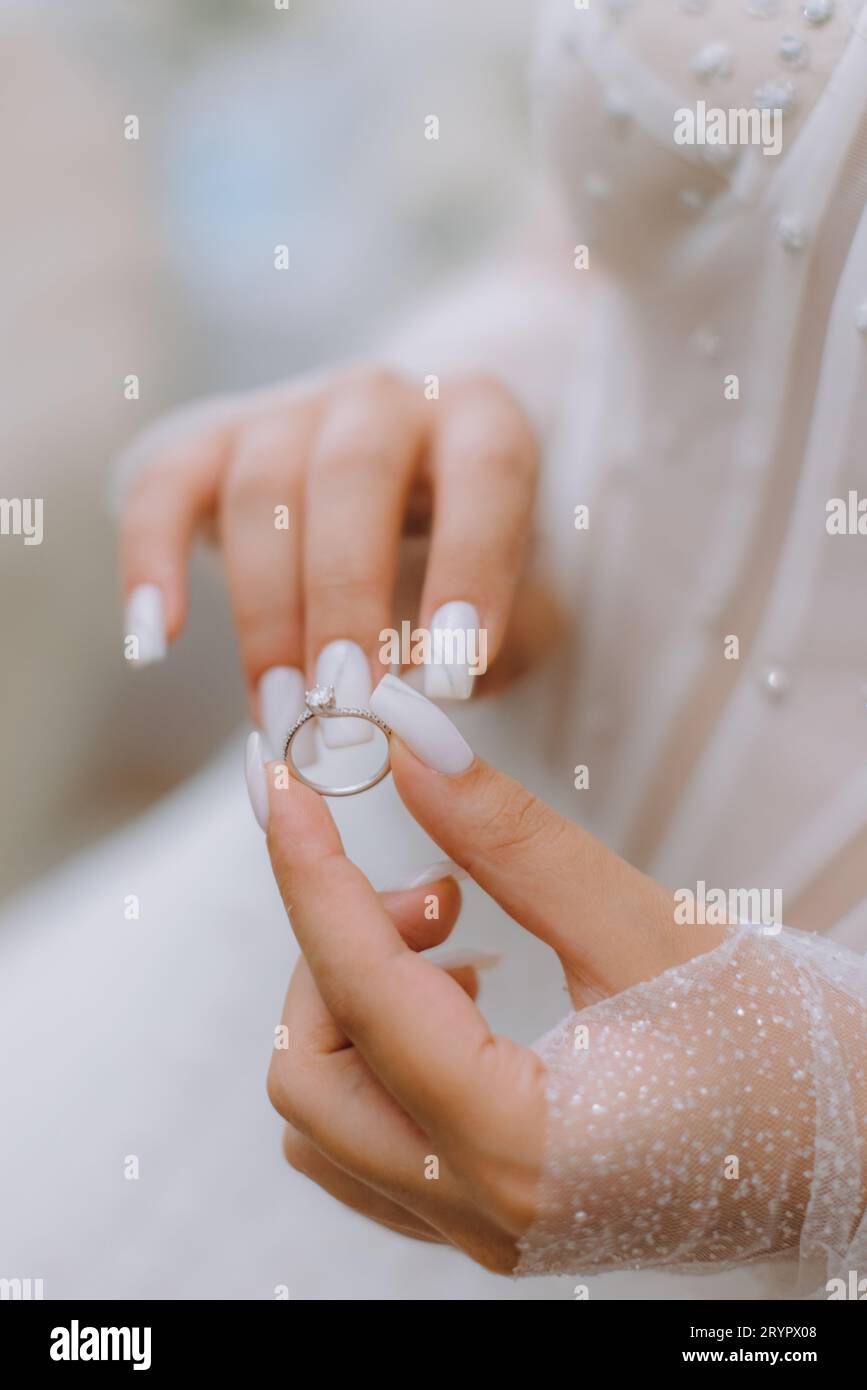 Opposite hand hi-res stock photography and images - Alamy