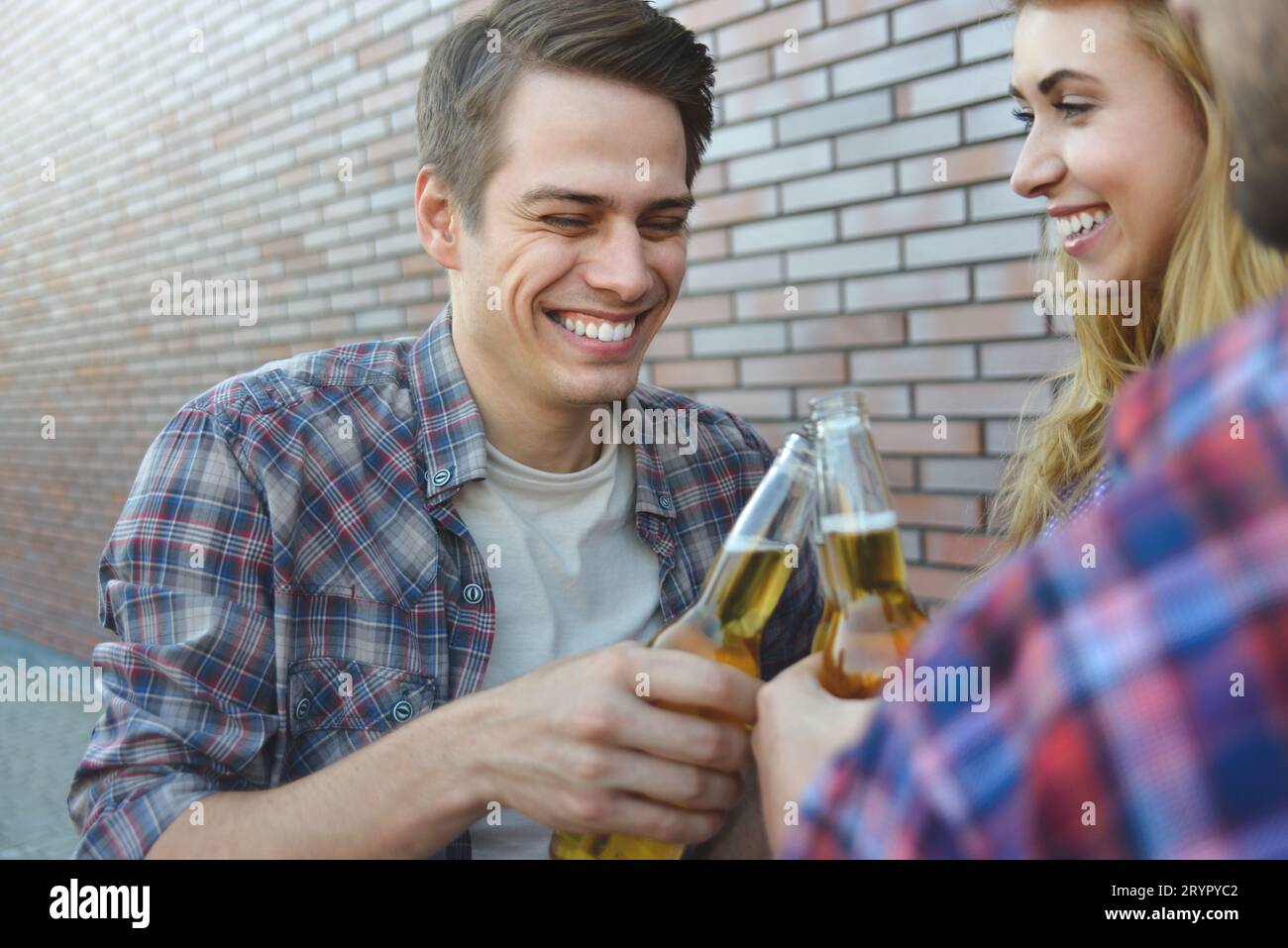 Group young men street hi-res stock photography and images - Alamy