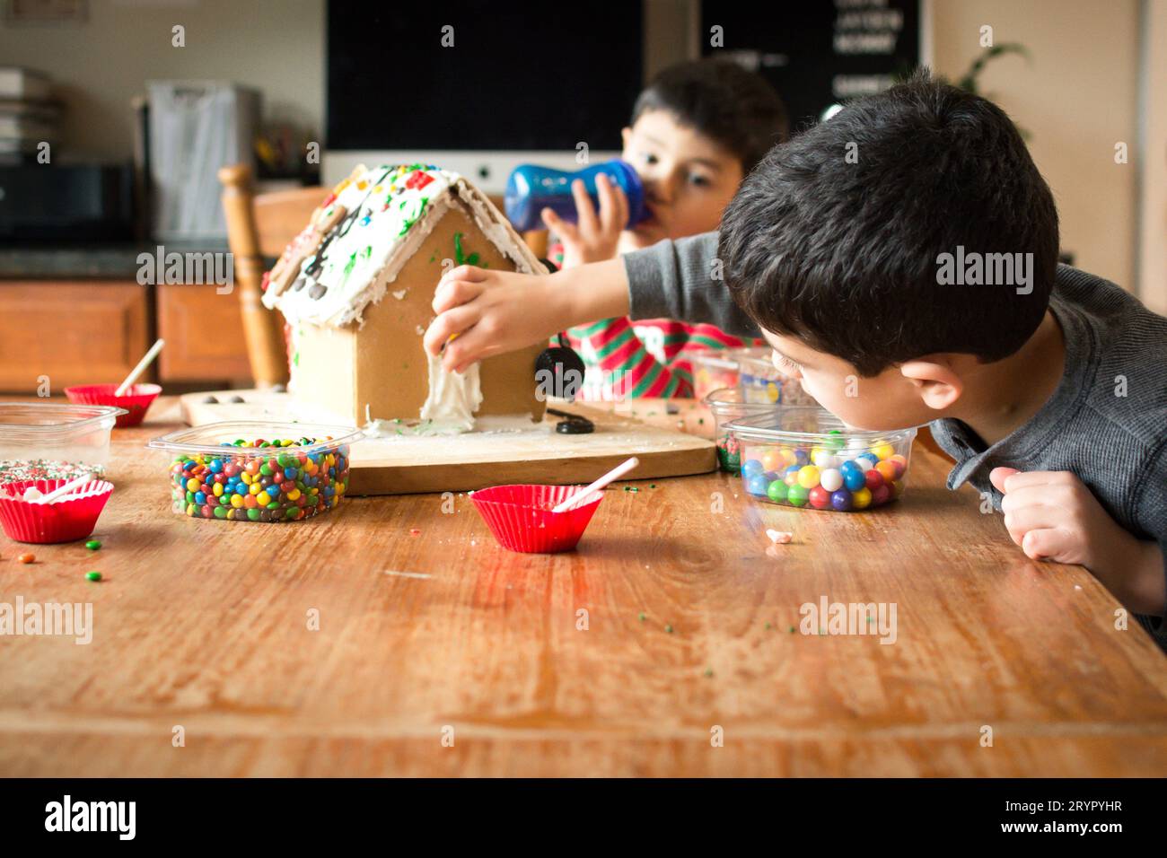 Two people bake decorate hi-res stock photography and images - Alamy
