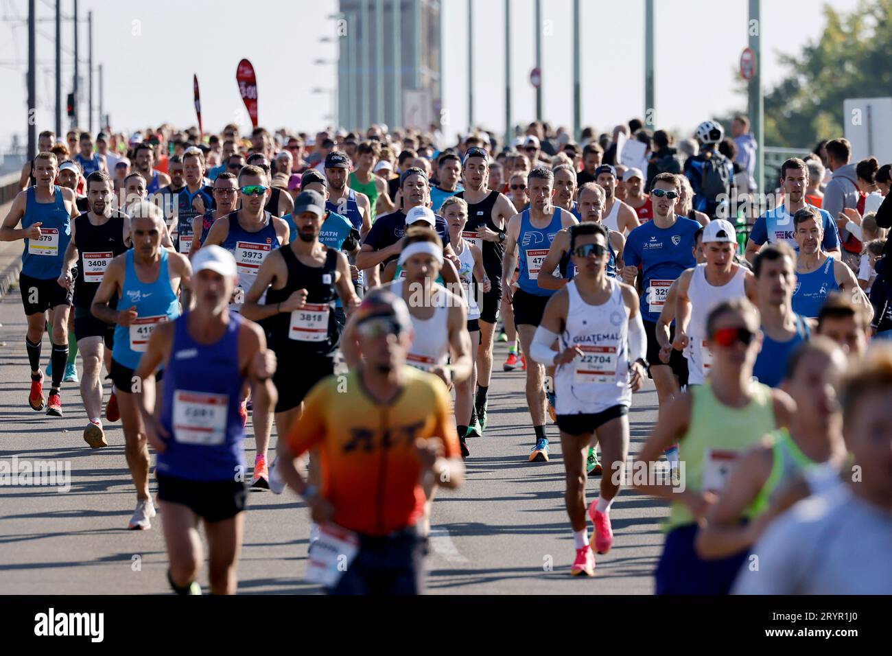 Teilnehmer beim 25. Generali Köln Marathon laufen über die Deutzer ...