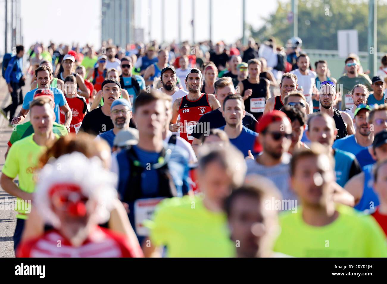 Teilnehmer beim 25. Generali Köln Marathon laufen über die Deutzer ...