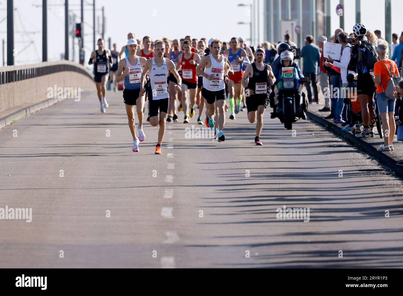 Teilnehmer beim 25. Generali Köln Marathon laufen über die Deutzer ...