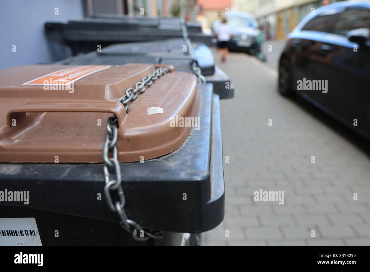 Erfurt 15.09.2023, Erfurt, Muelltonnen sind mit einer Kette gesichert ...