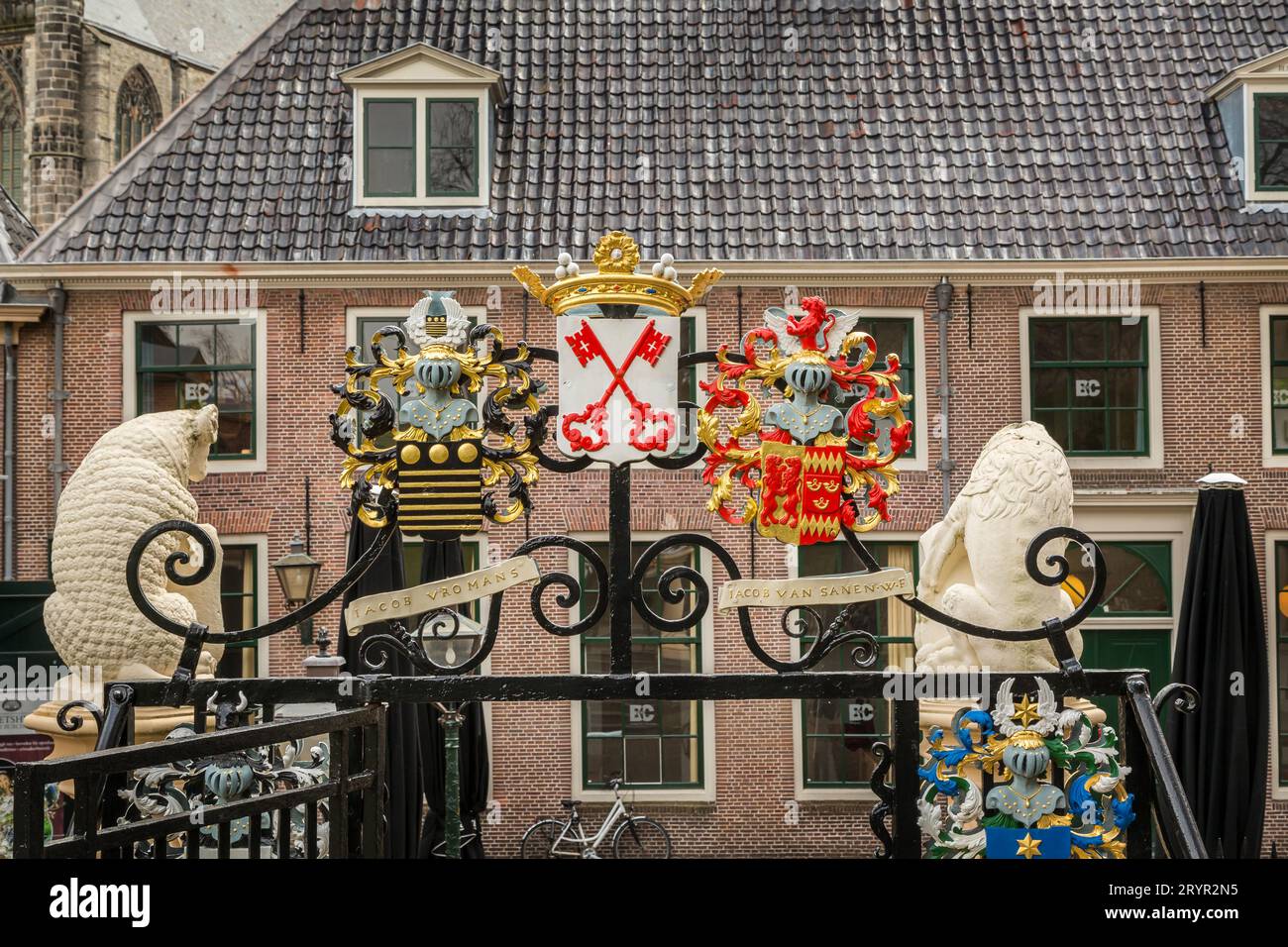 Coat arms gate entrance hi-res stock photography and images - Alamy