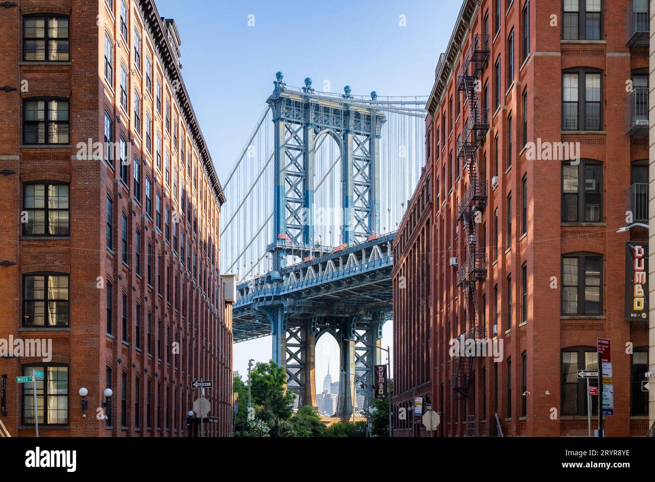 The Manhattan Bridge between buildings in the Dumbo neighborhood in ...