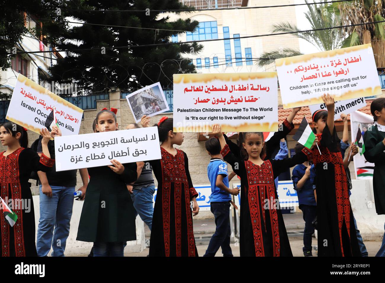 Middle East News/Gaza/Palestinian Territories Palestinian children take ...