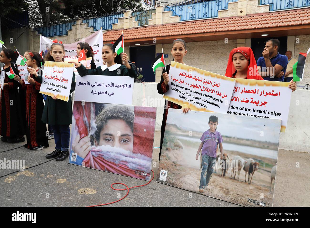 Middle East News/Gaza/Palestinian Territories Palestinian children take ...