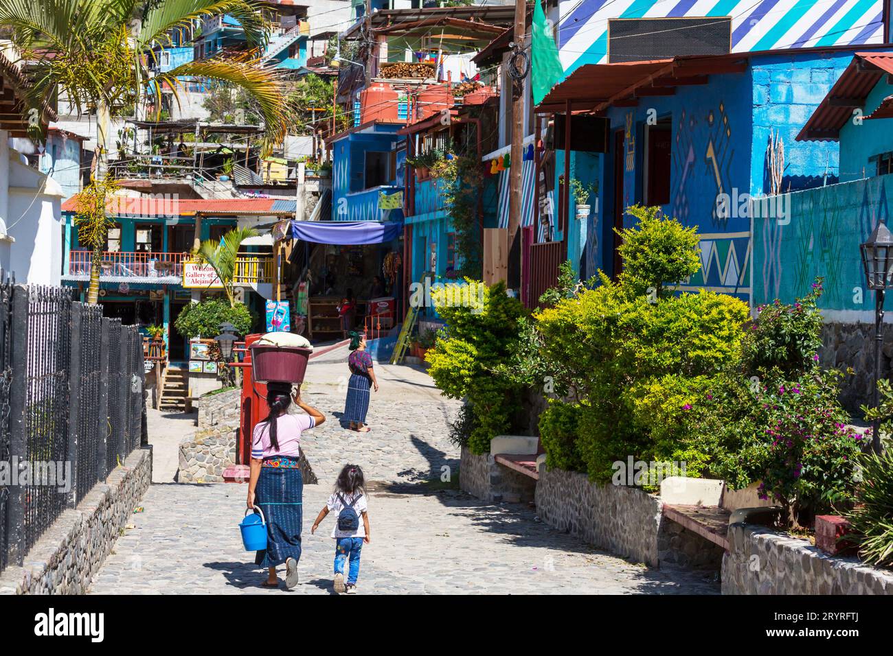 Guatemalan people ethnic maya mayan hi-res stock photography and images ...