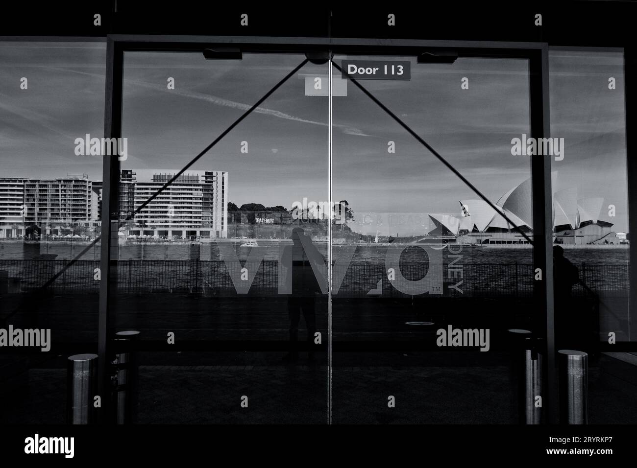 A reflection of the Sydney Opera House and the Toaster apartment ...