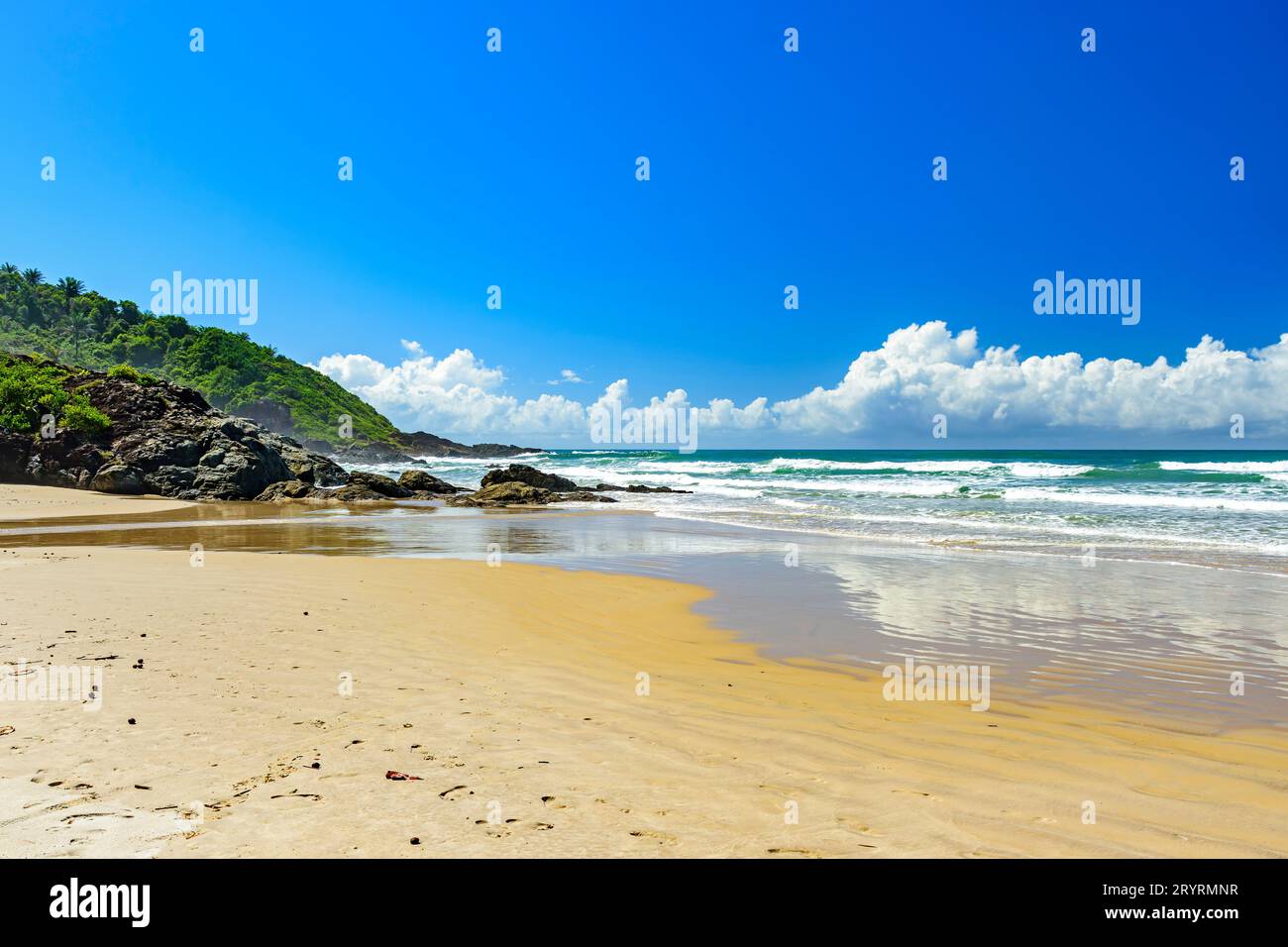 Empty beach in Serra Grande city, coast of Bahia Stock Photo - Alamy