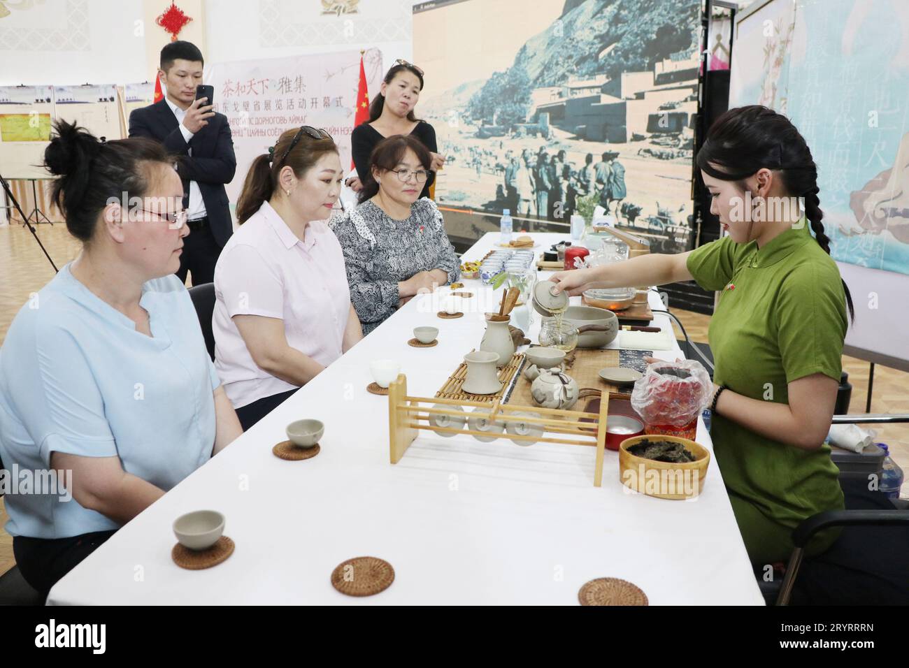 (231002) -- BEIJING, Oct. 2, 2023 (Xinhua) -- Visitors attend a tea ...