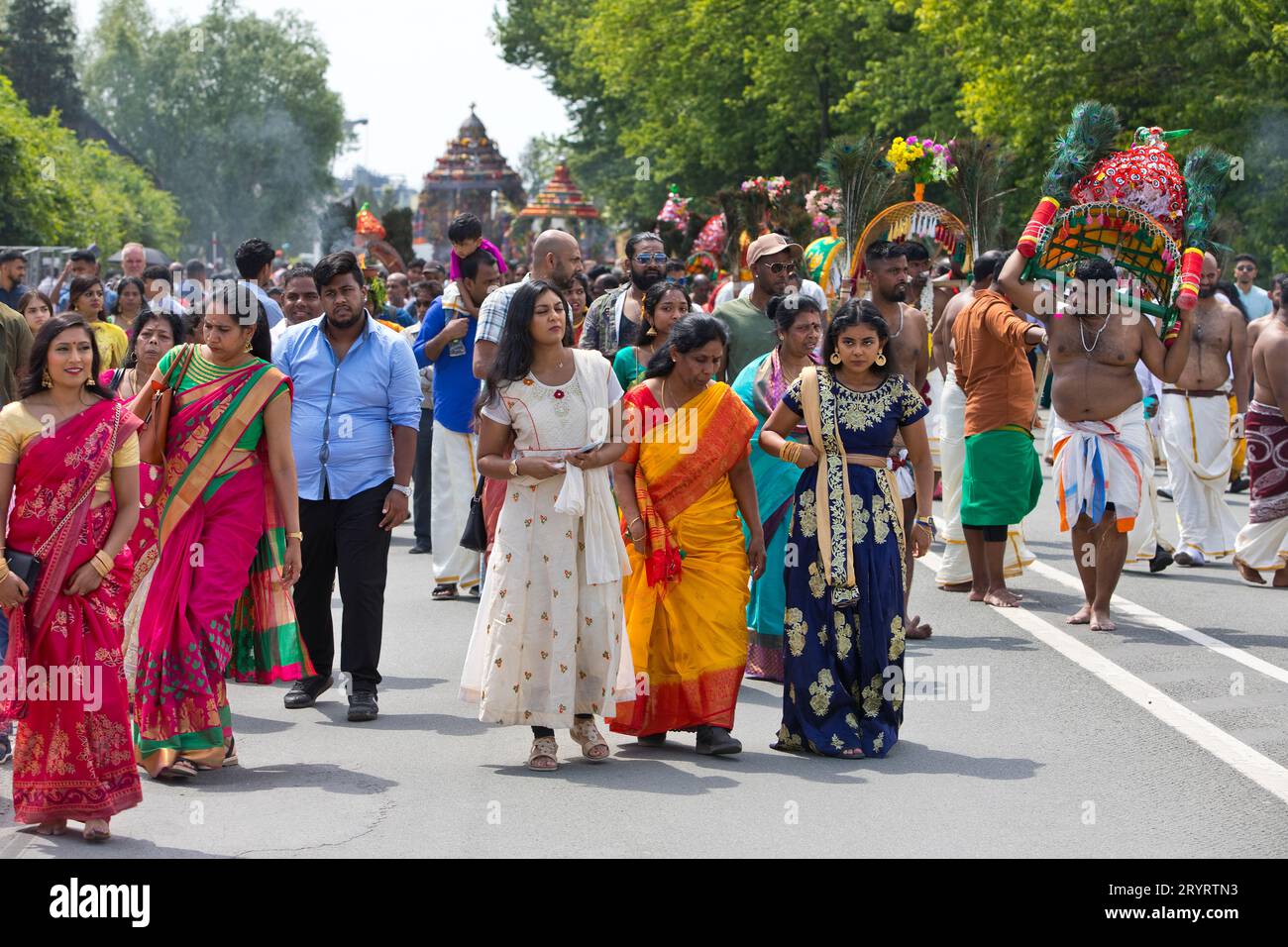 Hindus in traditional clothing at the big procession Theer, Hamm, Ruhr ...
