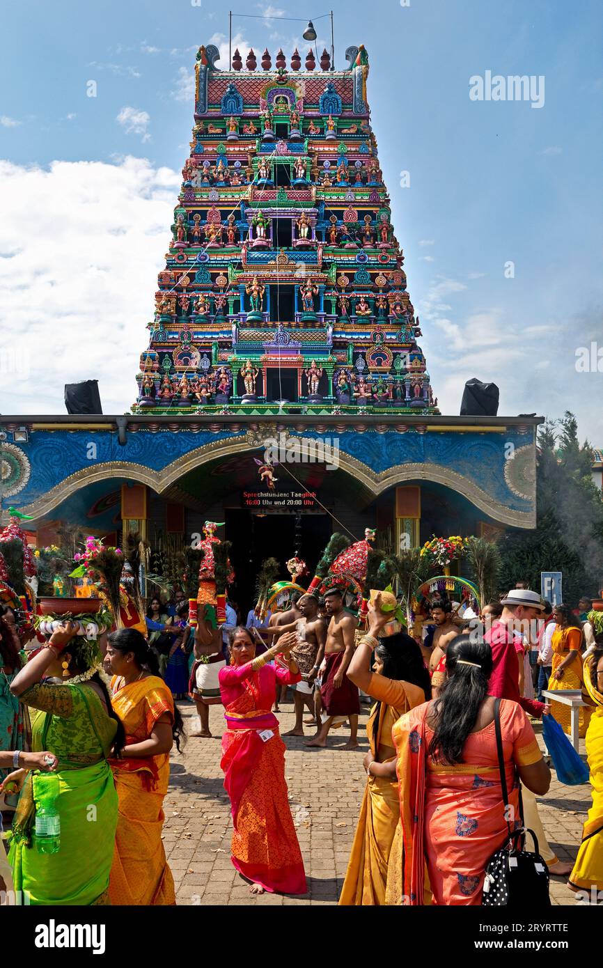 Hindus at the temple festival in front of the Hindutempel Sri Kamadchi ...
