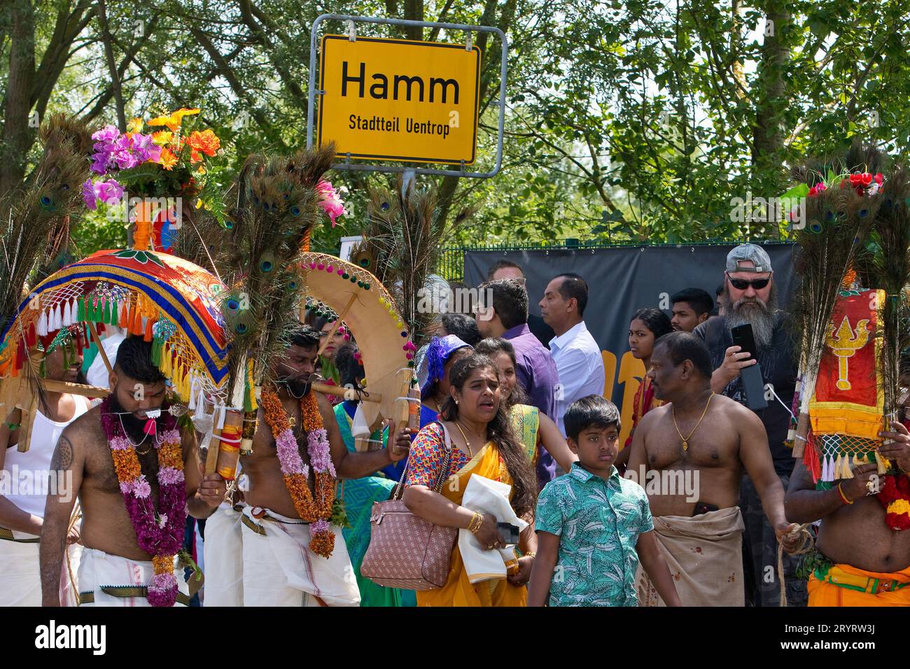 Hindus at the big move Theer in front of the town sign of Hamm Uentrop ...