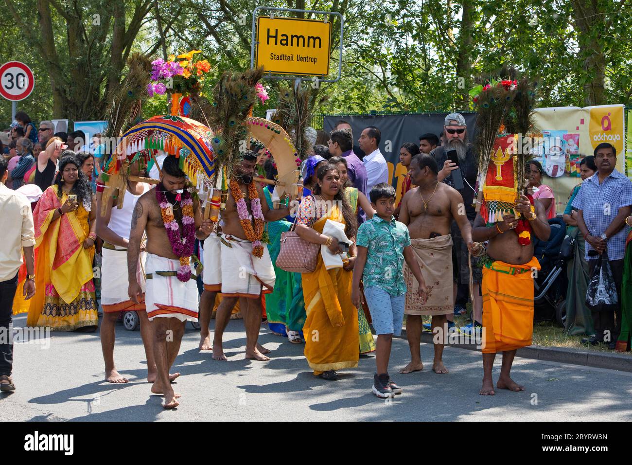 Hindus am Hauptfesttag beim grossen Umzug Theer vor dem Ortsschild von ...