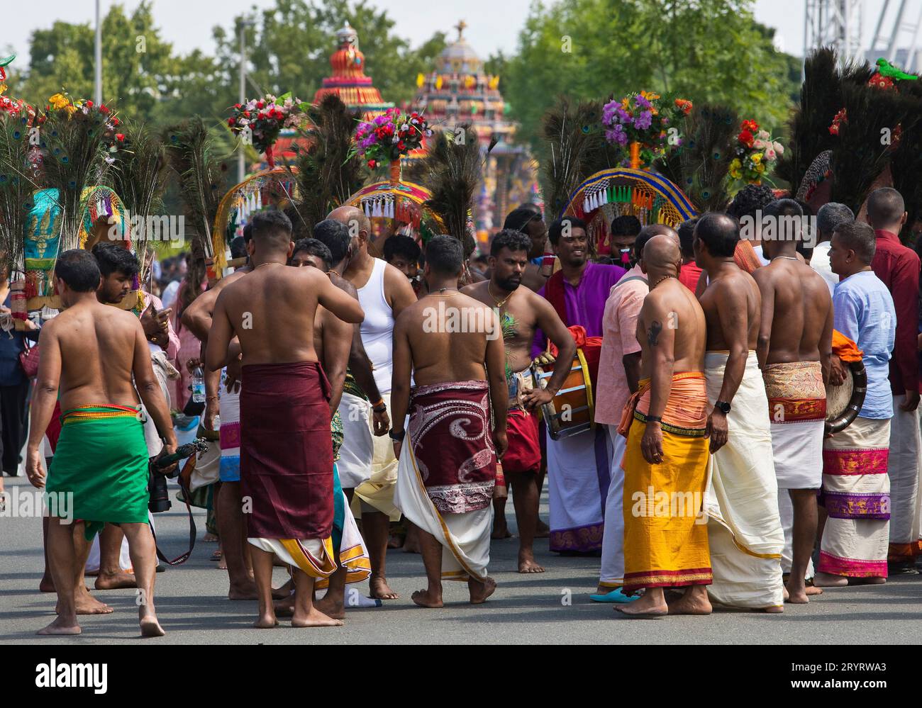 Hindus in traditional clothing at the big procession Theer, Hamm, Ruhr ...