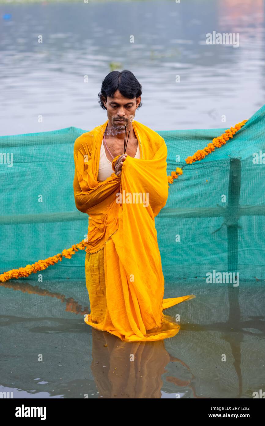 Chhath Puja, Indian hindu female devotee performing rituals of chhath ...