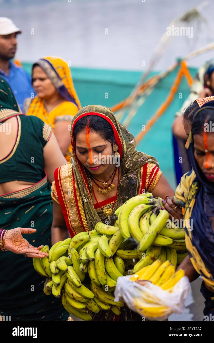 Chhath Puja, Indian hindu female devotee performing rituals of chhath ...