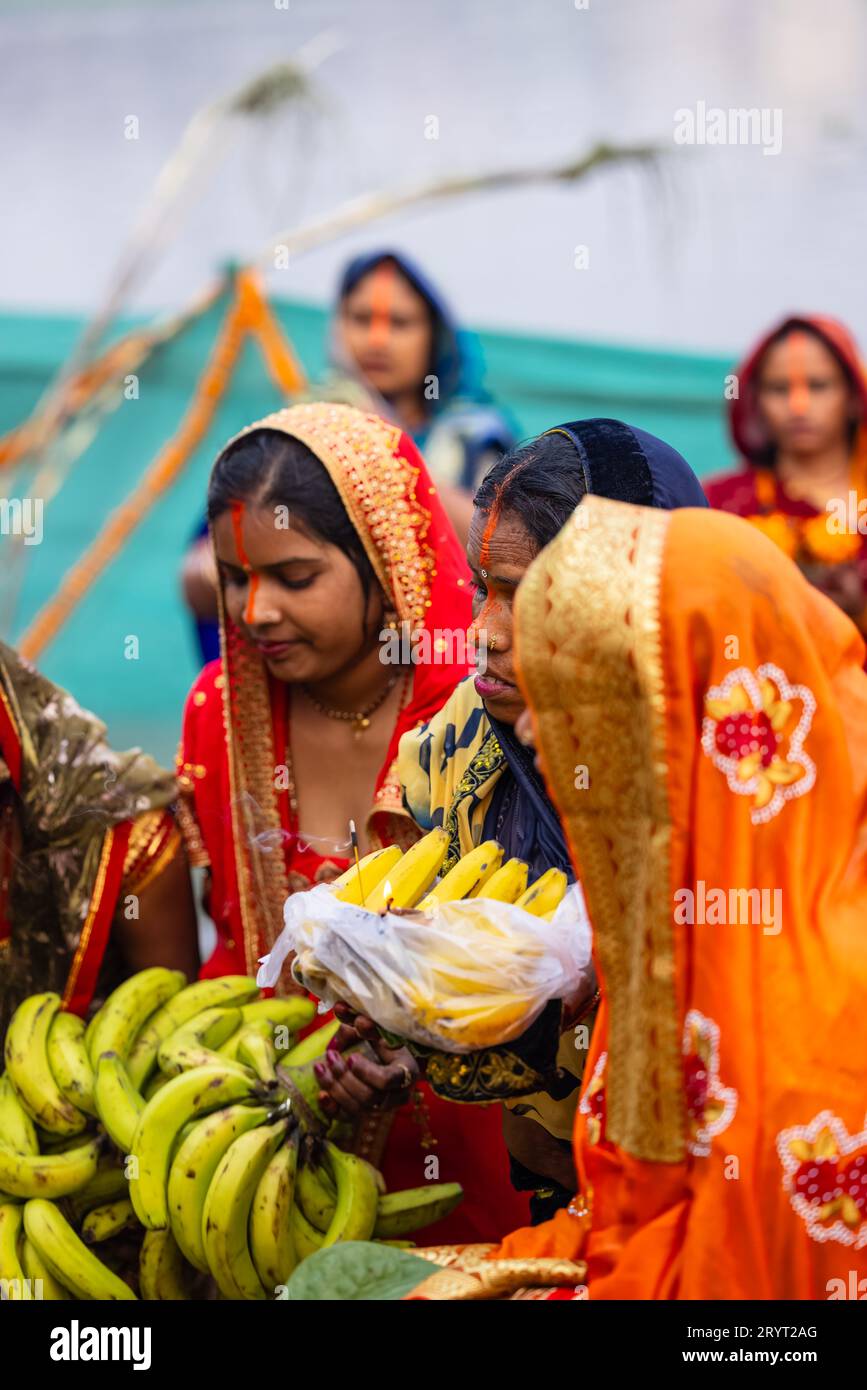Chhath Puja, Indian hindu female devotee performing rituals of chhath ...