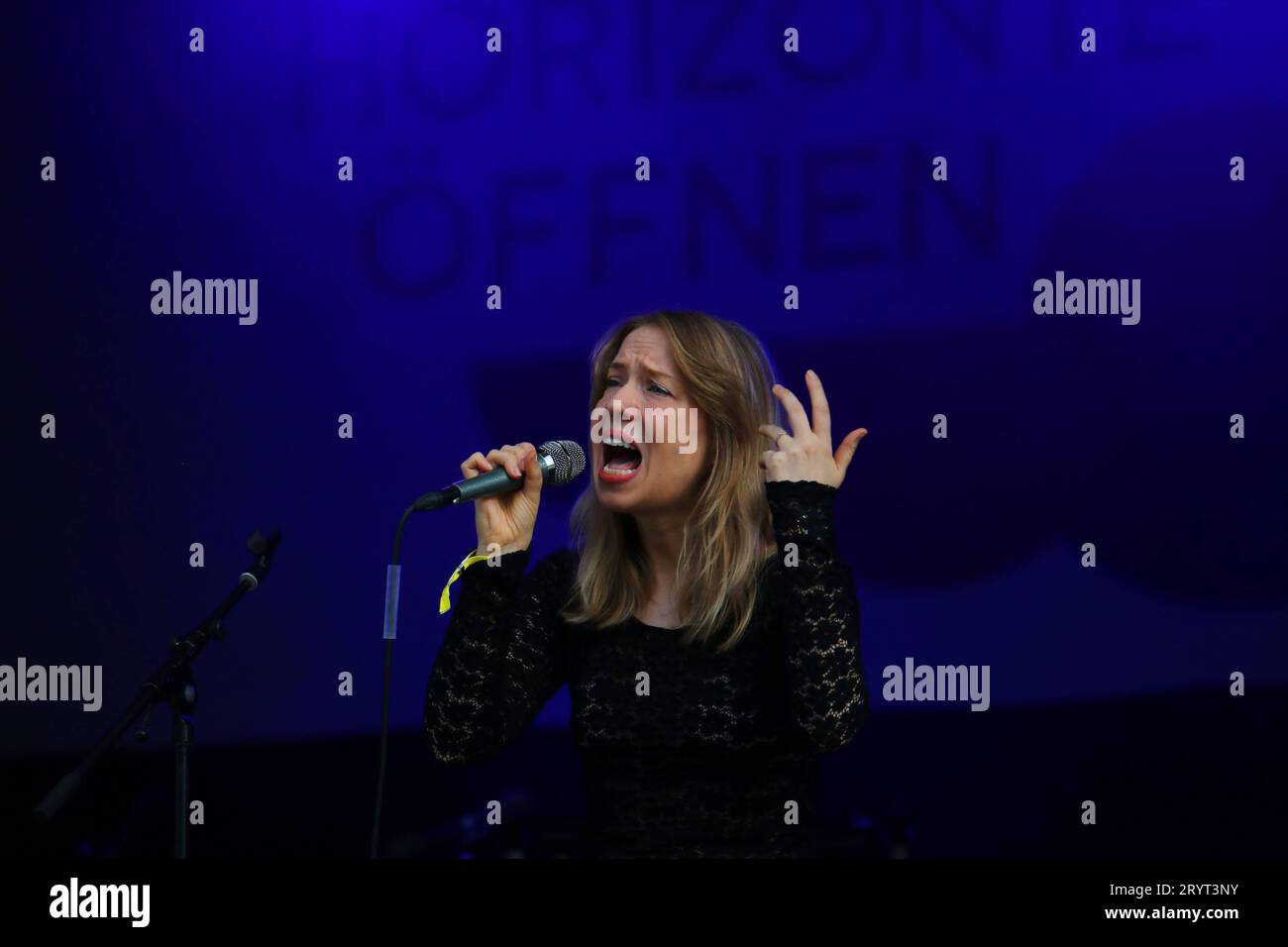 Singer und songwriterin hi-res stock photography and images - Alamy