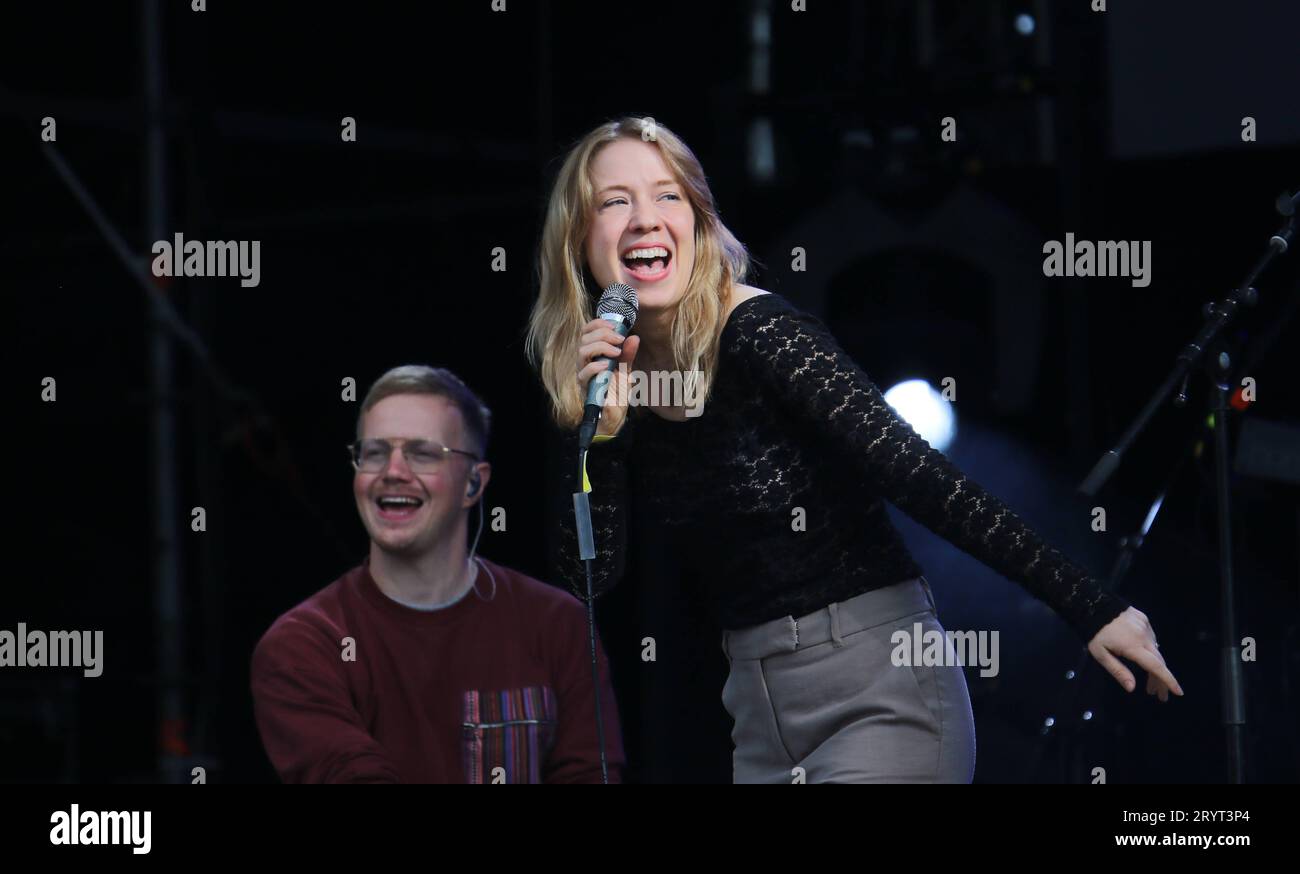Die Sängerin und Songwriterin Norma auf der NDR Alsterbühne in Hamburg ...