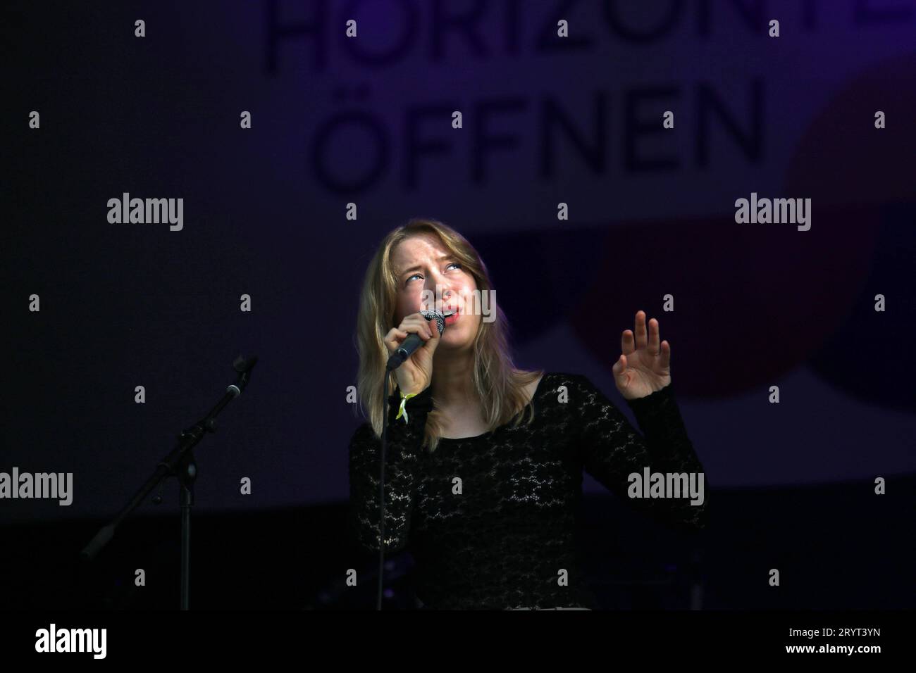 Singer und songwriterin hi-res stock photography and images - Alamy