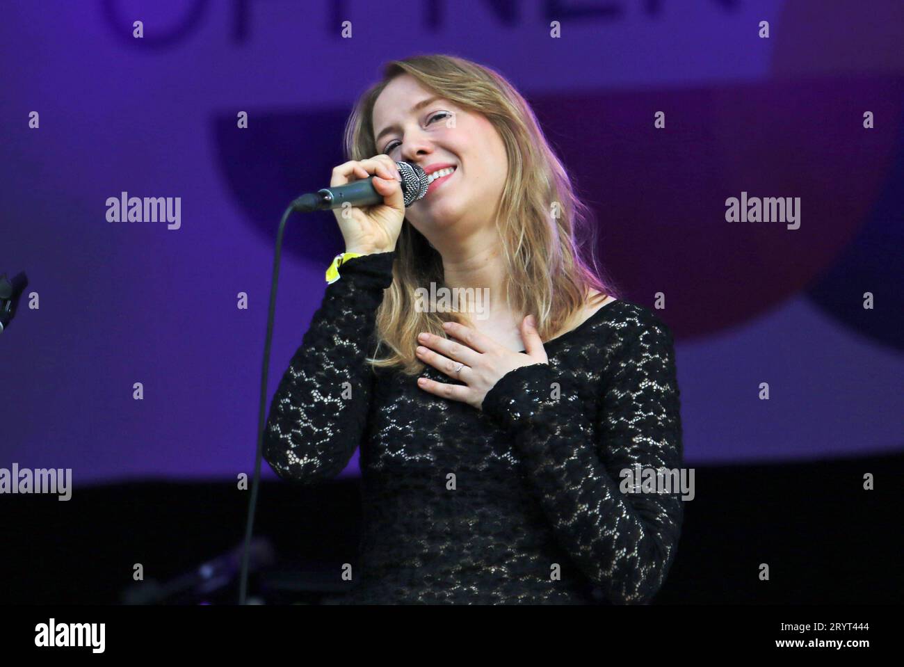 Singer und songwriterin hi-res stock photography and images - Alamy