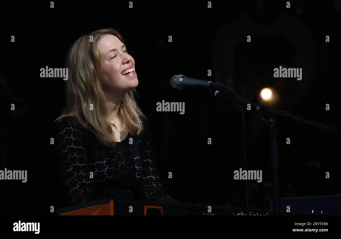 Die Sängerin und Songwriterin Norma auf der NDR Alsterbühne in Hamburg ...
