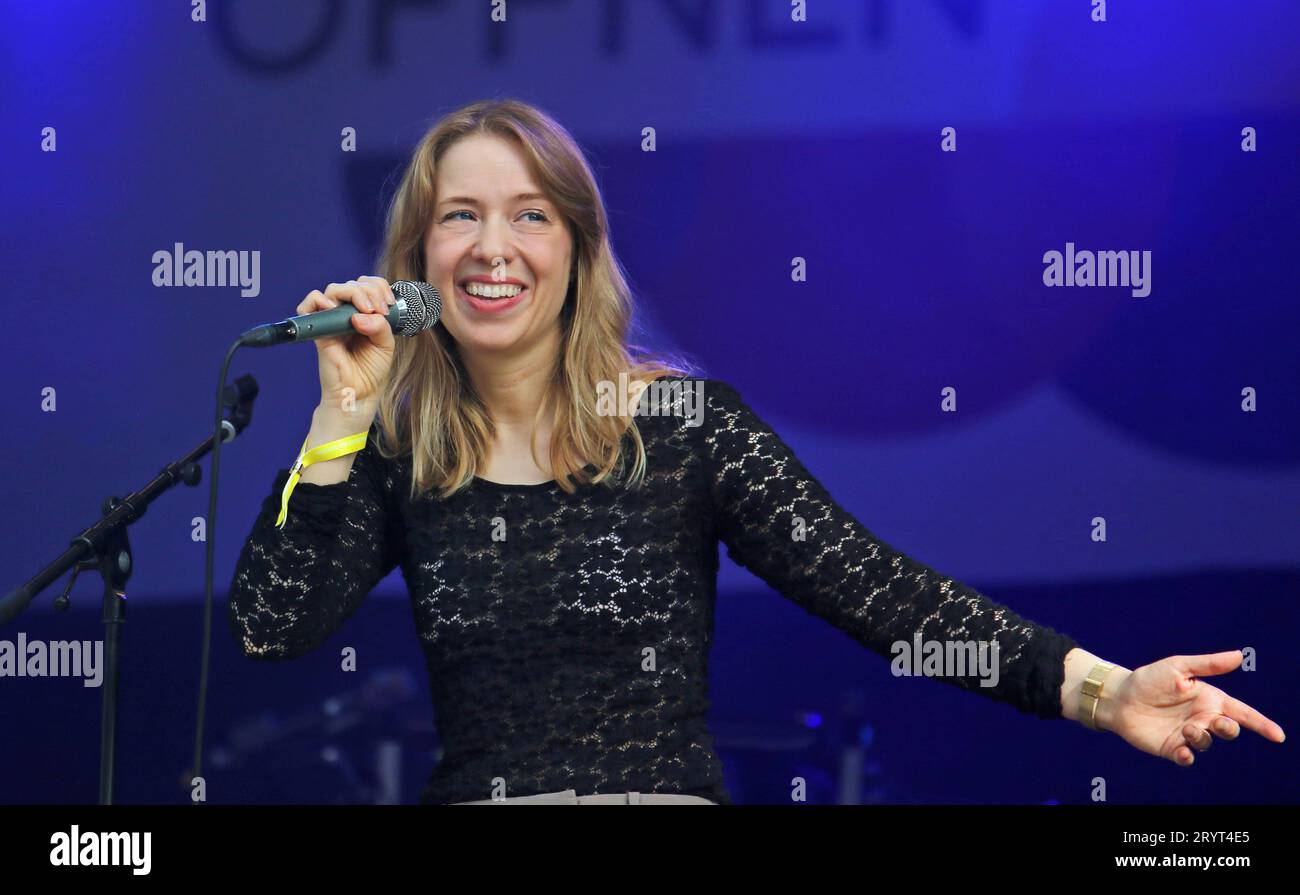 Singer und songwriterin hi-res stock photography and images - Alamy