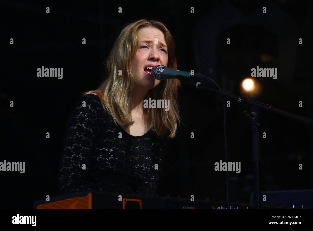 Die Sängerin und Songwriterin Norma auf der NDR Alsterbühne in Hamburg ...