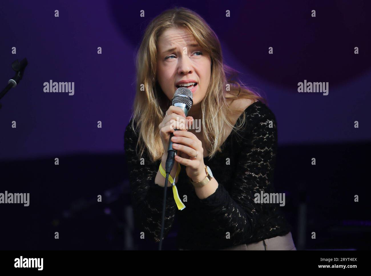 Die Sängerin und Songwriterin Norma auf der NDR Alsterbühne in Hamburg ...