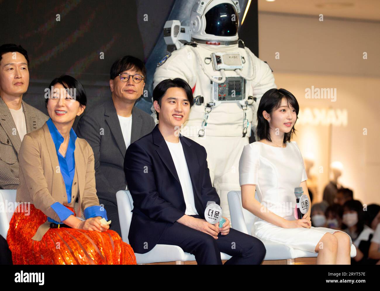 (L-R, front row) Kim Hee-Ae, D.O.(EXO), Hong Seung-Hee, (L-R, back row) Choi Byung-Mo and Kim ...