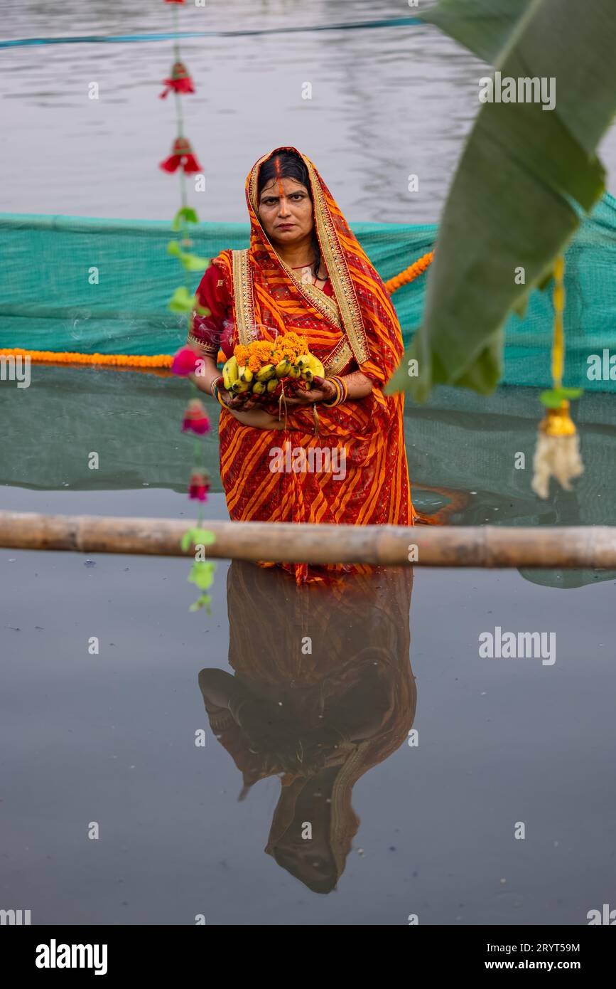 Chhath Puja, Indian hindu female devotee performing rituals of chhath ...