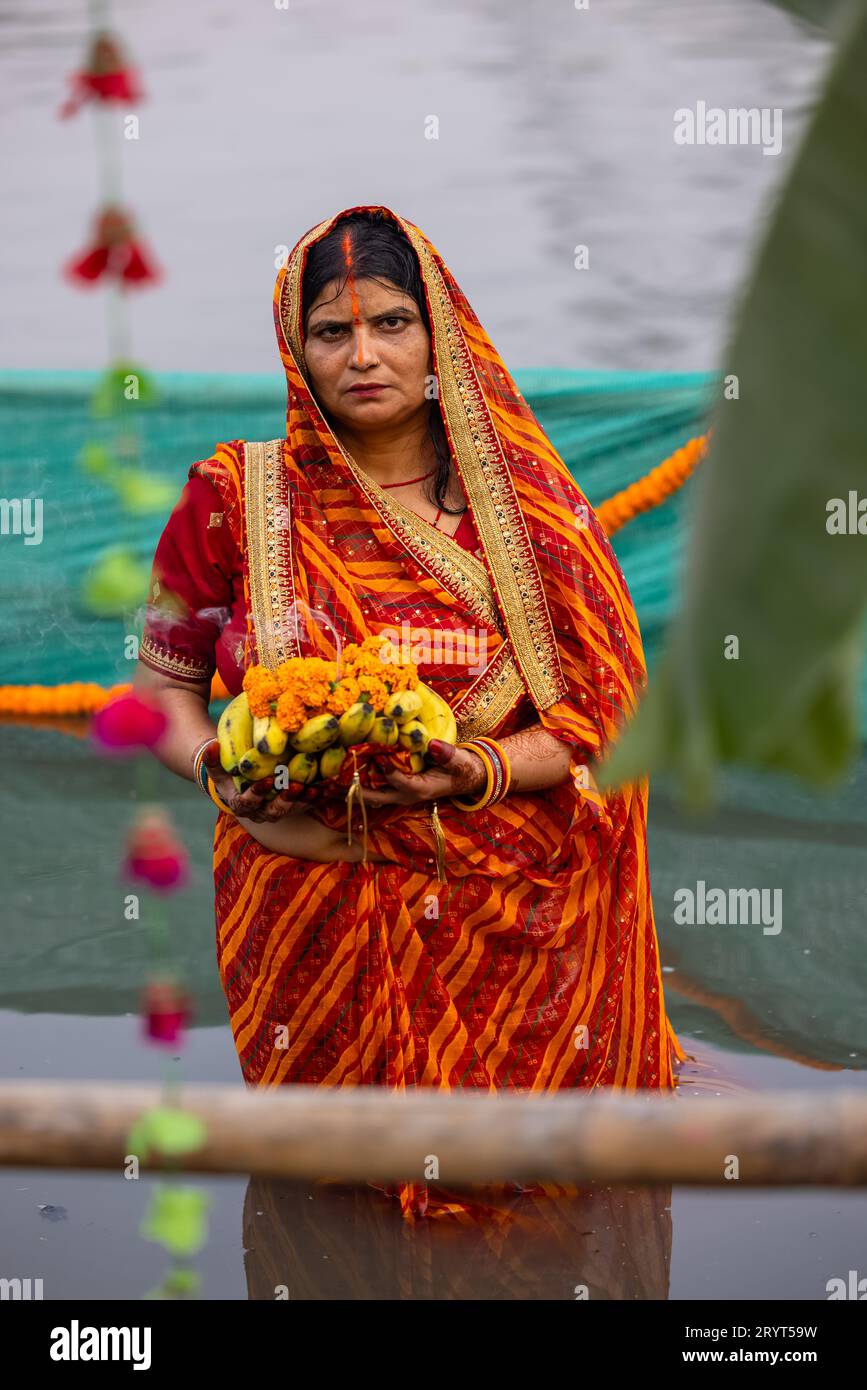 Chhath Puja, Indian hindu female devotee performing rituals of chhath ...