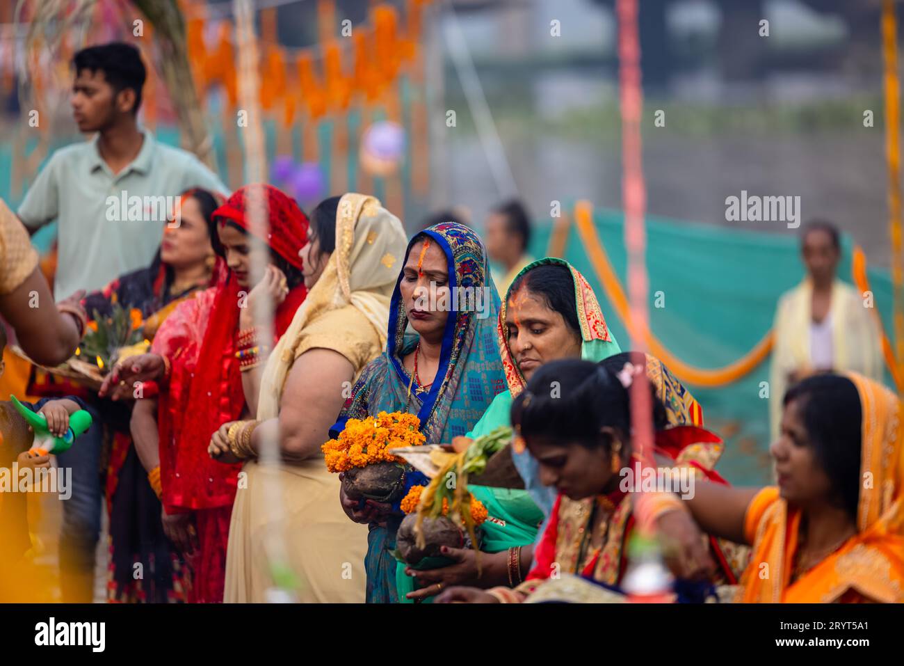 Chhath Puja, Indian hindu female devotee performing rituals of chhath ...