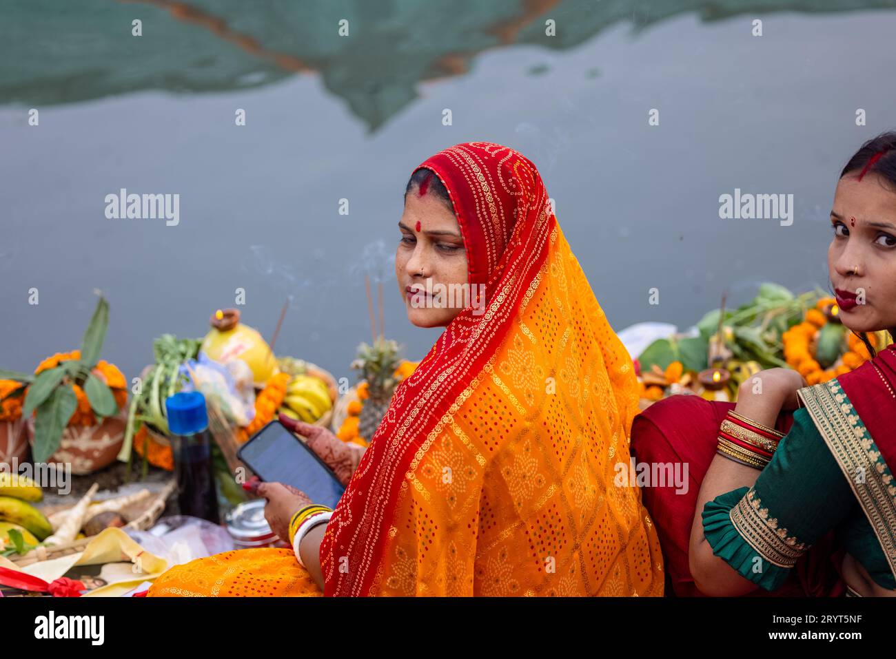 Chhath Puja, Indian hindu female devotee performing rituals of chhath ...