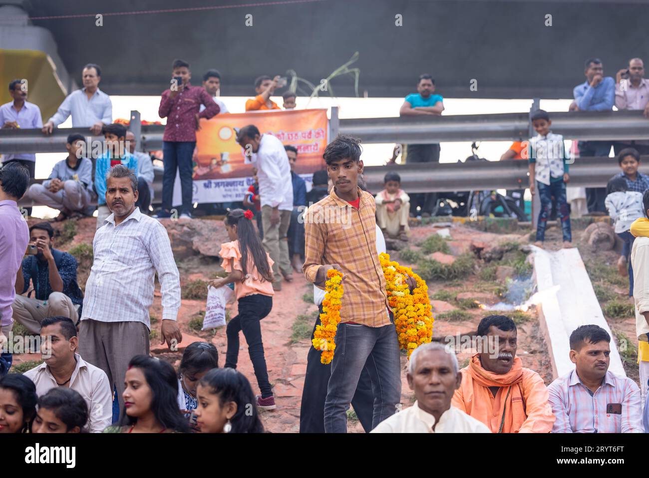 Chhath Puja, Indian hindu female devotee performing rituals of chhath ...