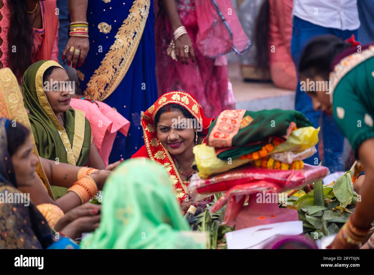 Chhath Puja, Indian hindu female devotee performing rituals of chhath ...