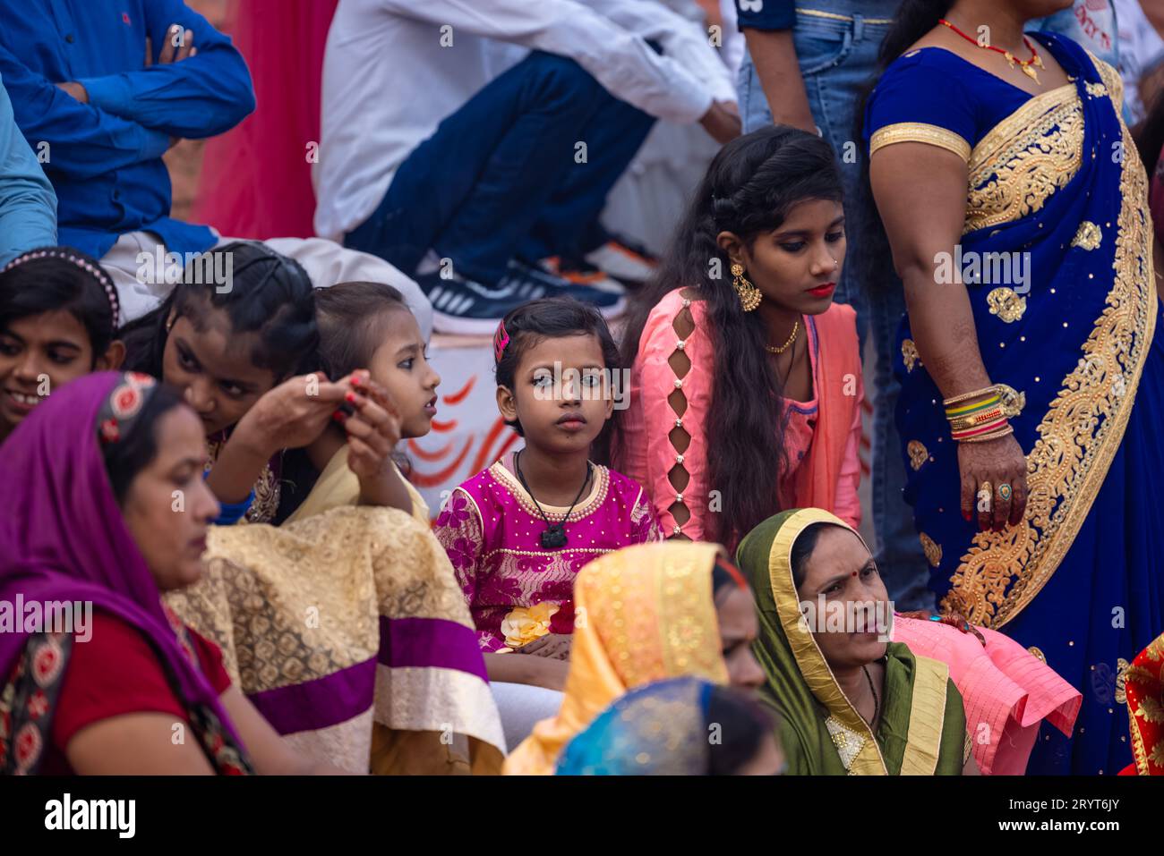 Chhath Puja, Indian hindu female devotee performing rituals of chhath ...