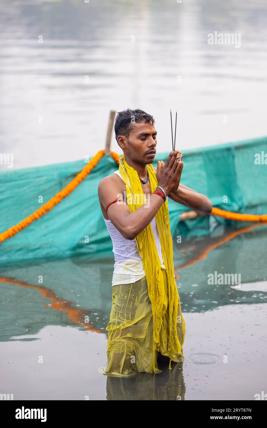 Chhath Puja, Indian hindu female devotee performing rituals of chhath ...