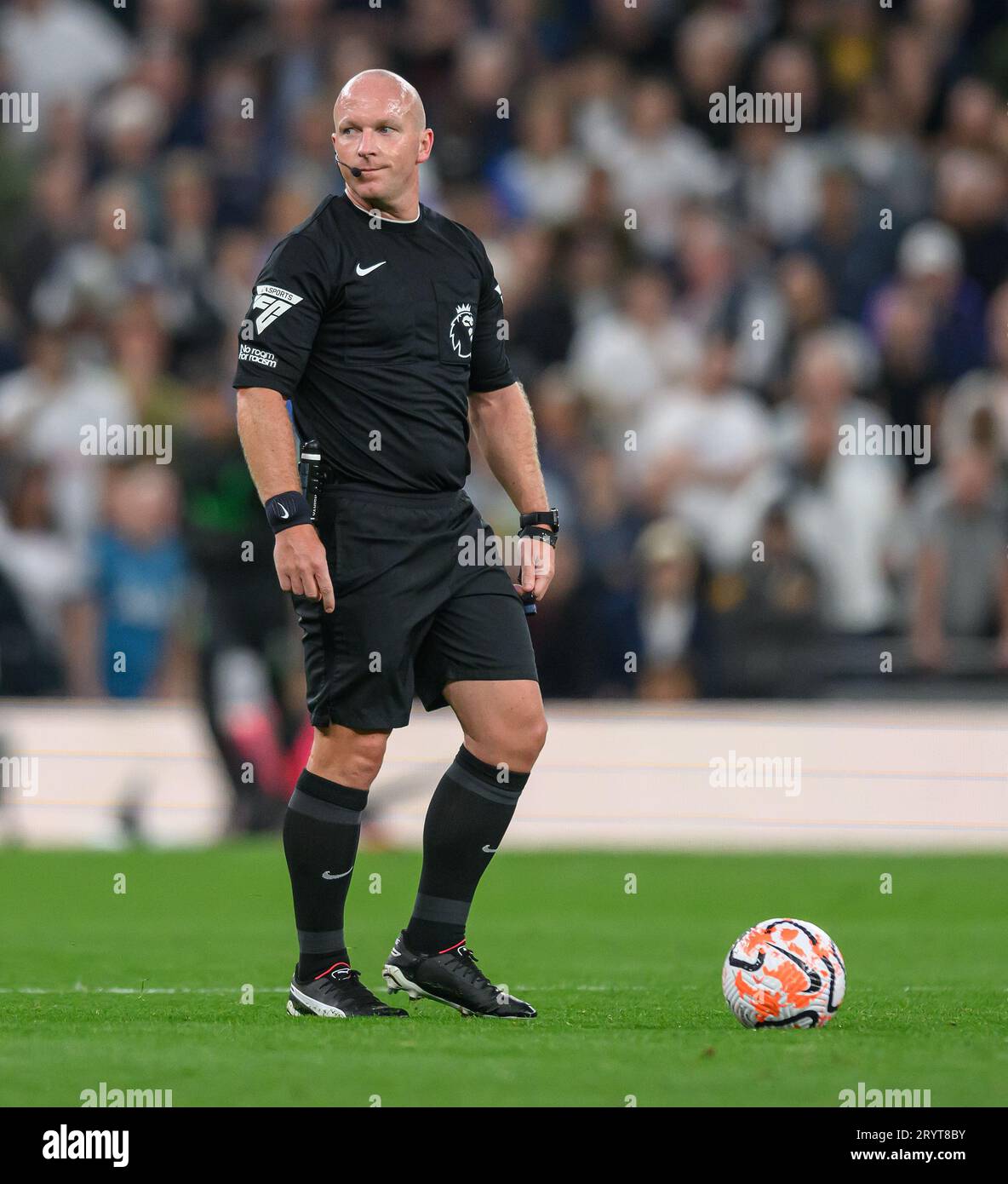 Referee simon hooper hi-res stock photography and images - Alamy