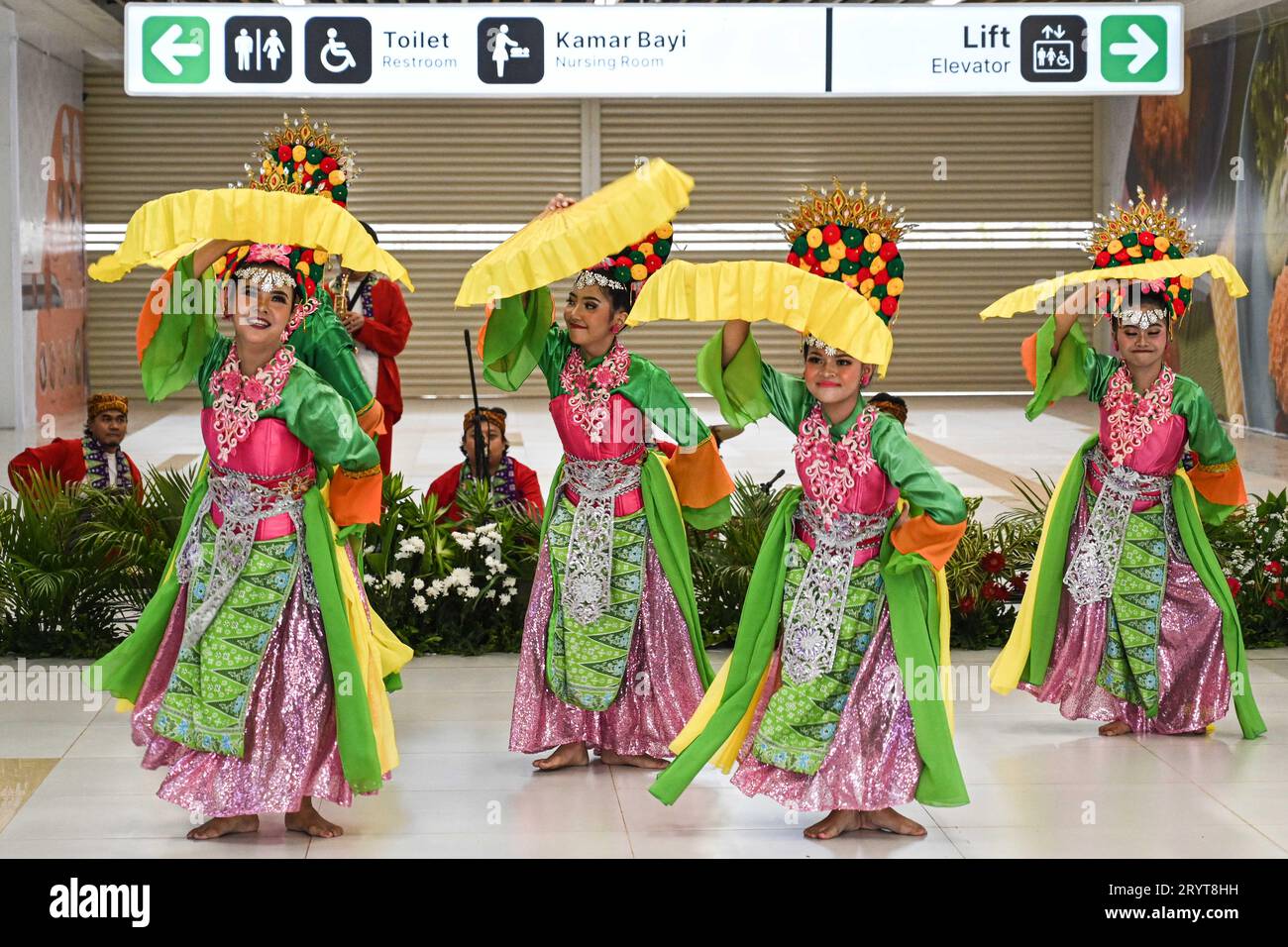 Jakarta, Indonesia. 2nd Oct, 2023. Dancers stage a performance to ...