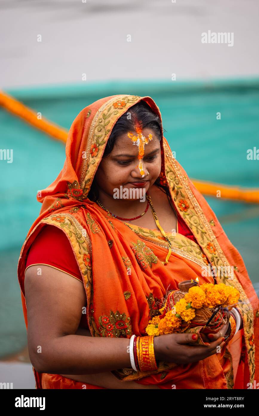 Chhath Puja, Indian hindu female devotee performing rituals of chhath ...