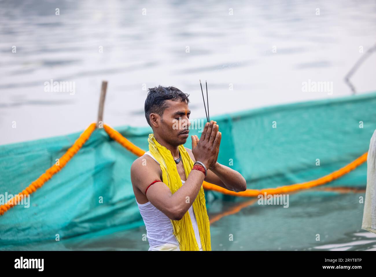 Chhath Puja, Indian hindu female devotee performing rituals of chhath ...